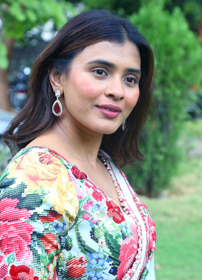 చీరకట్టులో హెబ్బా పటేల్ క్యూట్ లుక్స్.. (ఫొటోలు) | Actress Hebah Patel Viral Pics In Saree | Sakshi